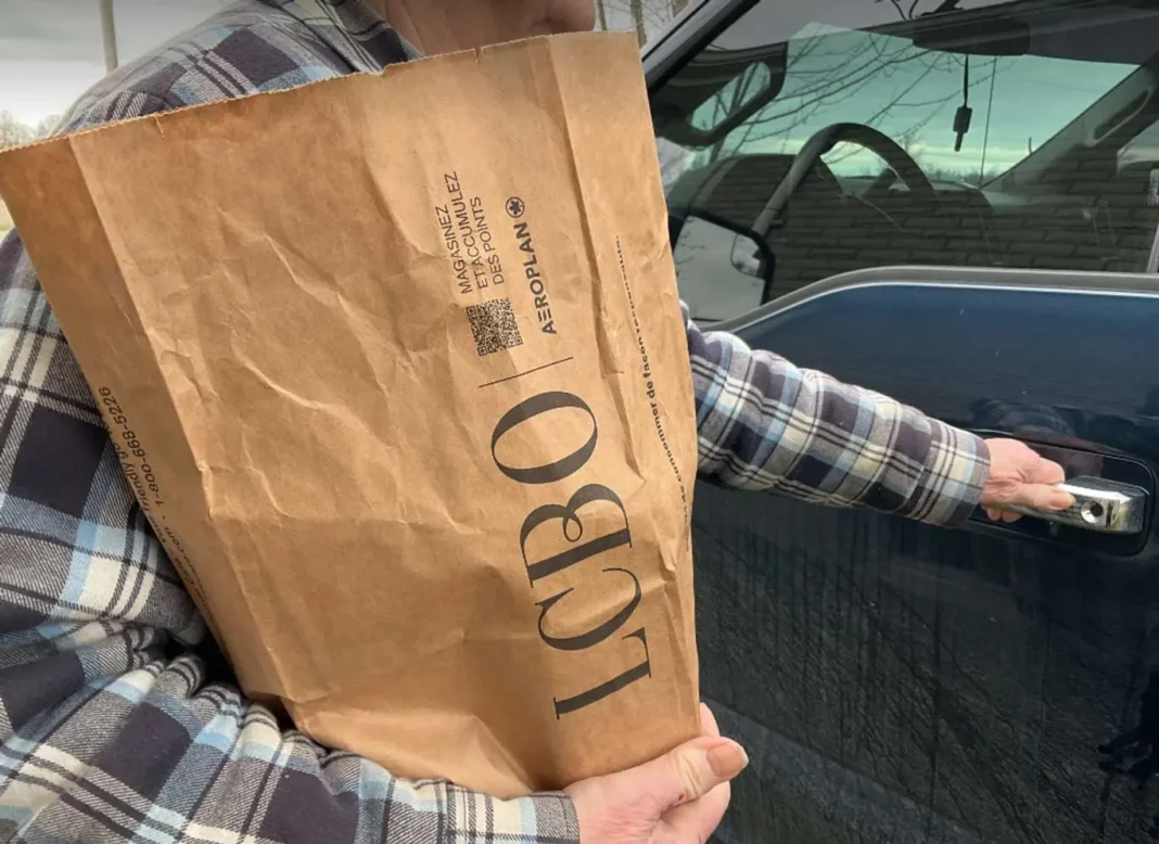 Thủ hiến Doug Ford chỉ đạo LCBO quay trở lại sử dụng túi giấy dùng một ...